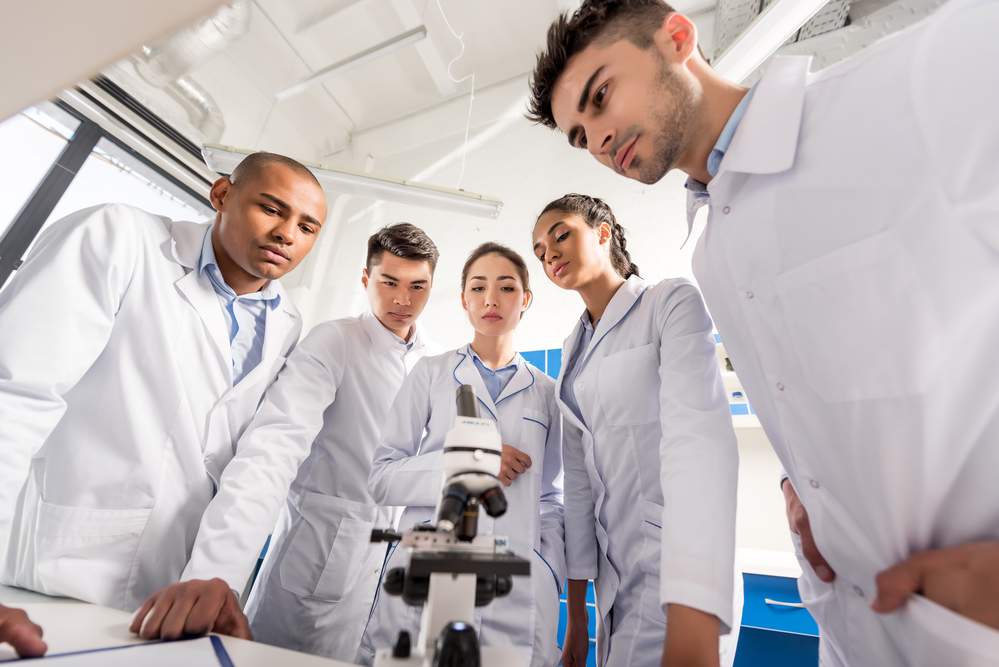 Quanto ganha um biomédico? Descubra o salário dessa profissão